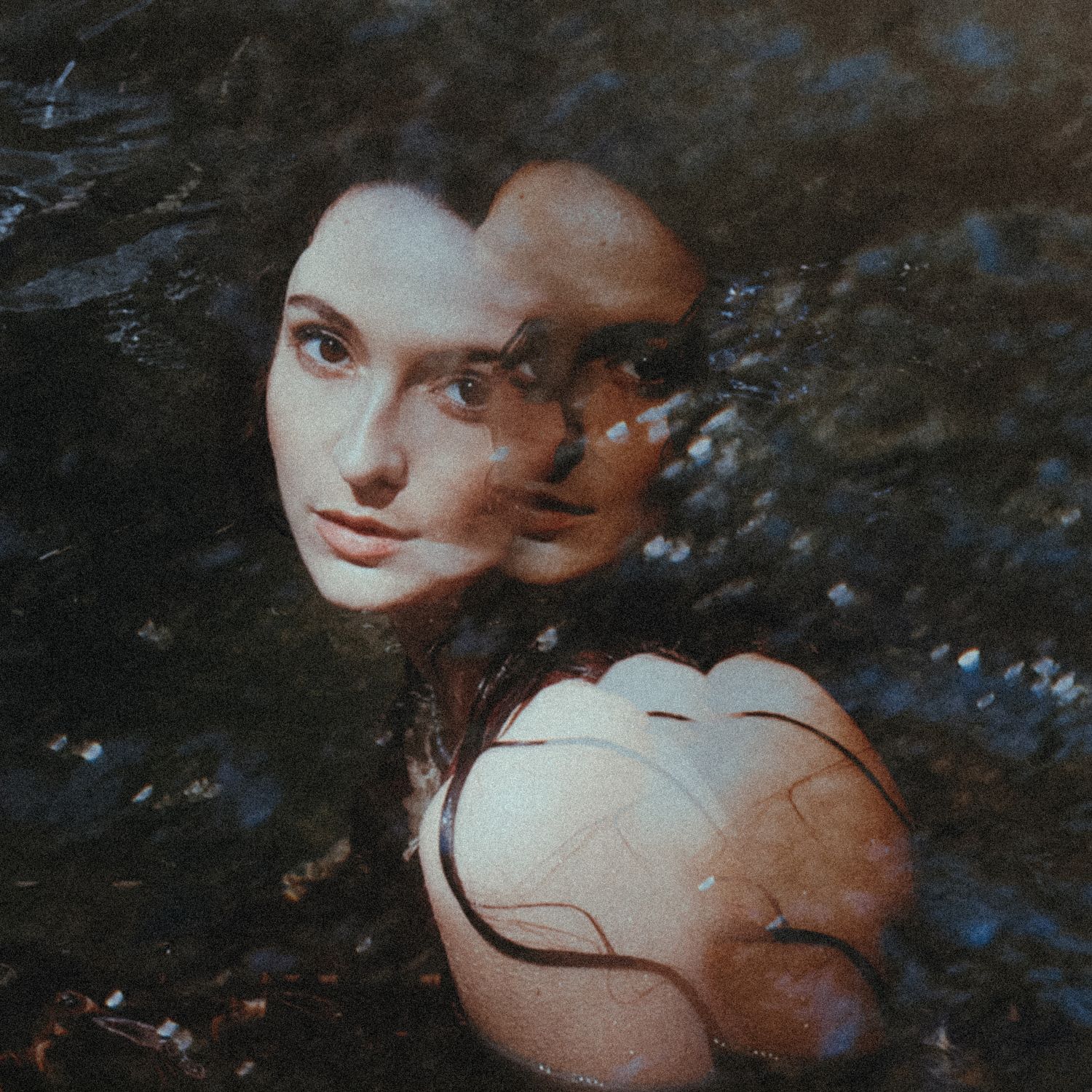 SOFIA LAFUENTE LANZA SU ÍNTIMO E INTROSPECTIVO NUEVO EP «MITOLOGÍA PERSONAL» – R3VENTA2